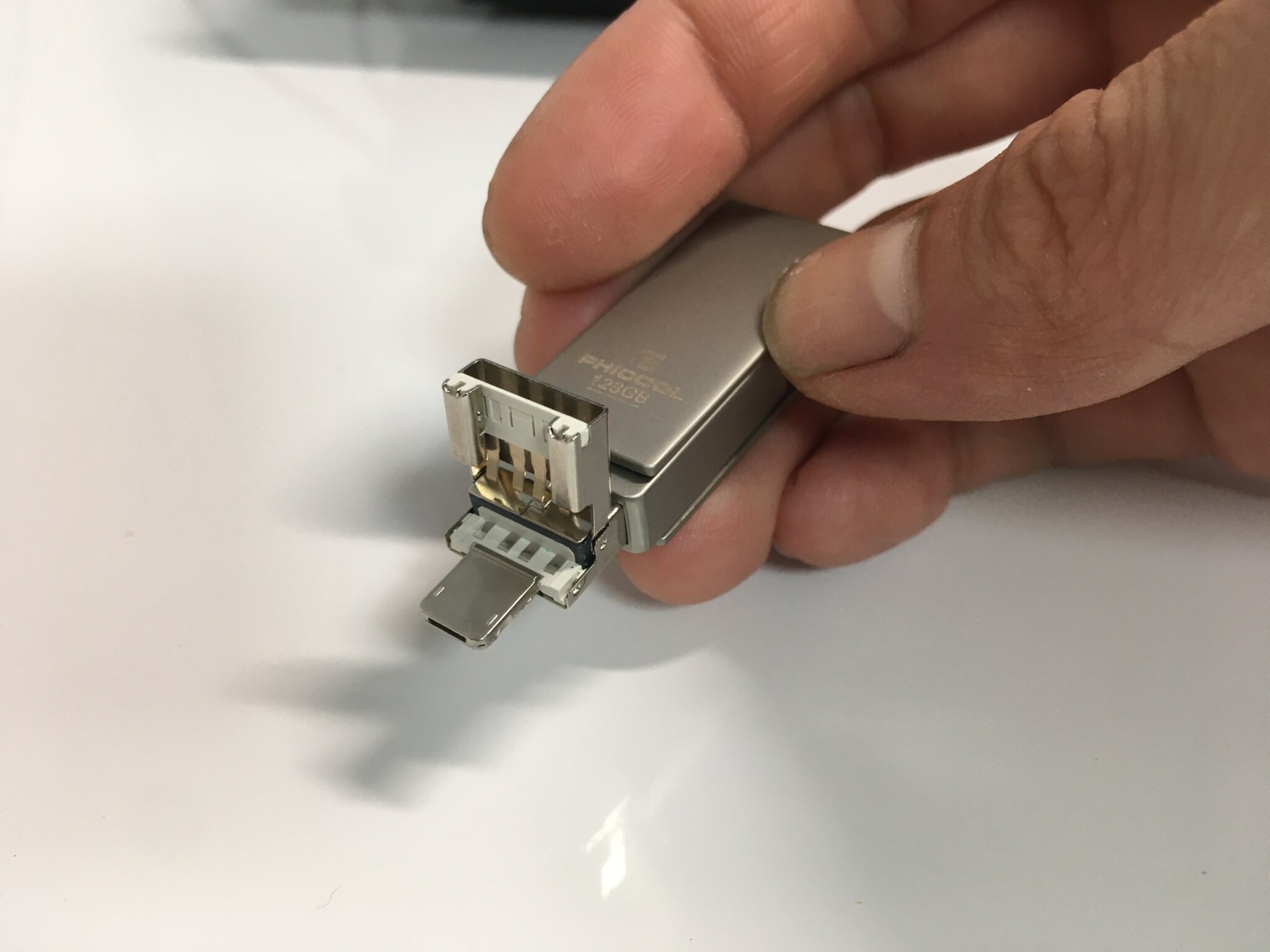 【PHICOOLのUSBメモリ】iPhoneにおける使い方 | ひろこみゅ